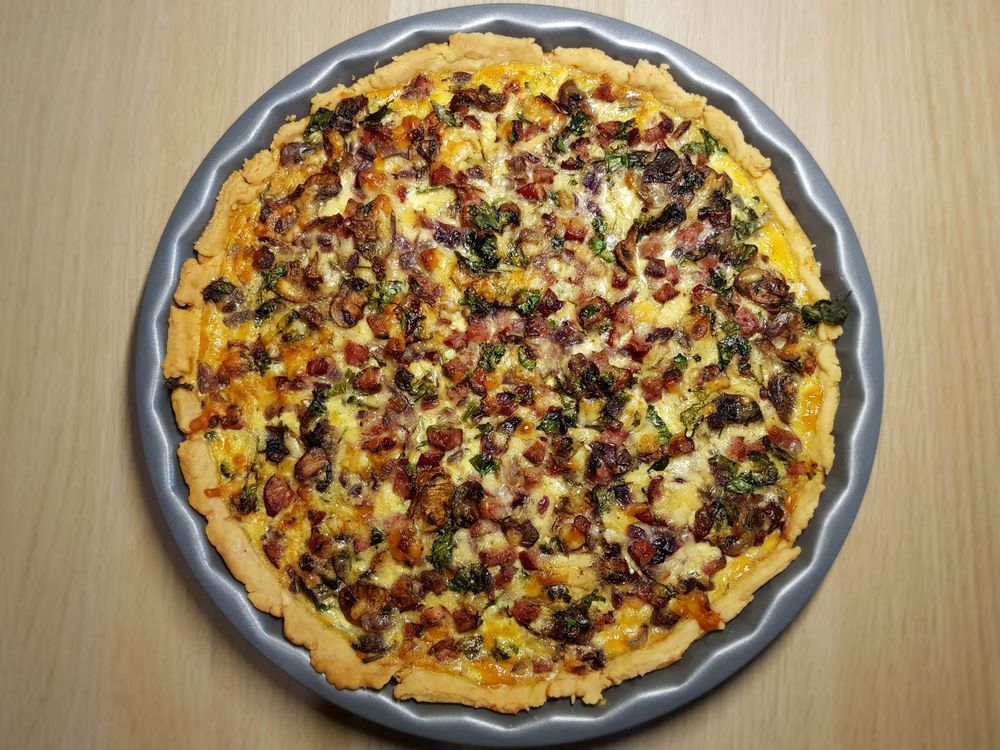 Tarta z kiełbaską, karmelizowaną cebulą i pieczarkami | Mania Gotowania