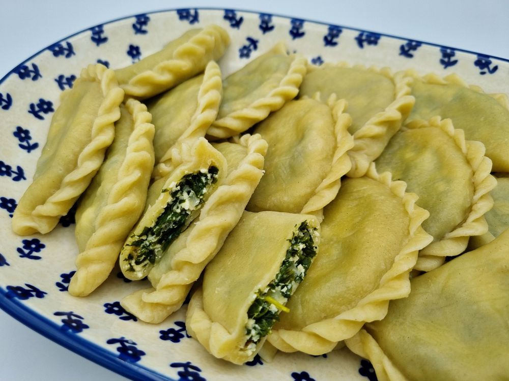 Pierogi ze szpinakiem i twarogiem | Mania Gotowania